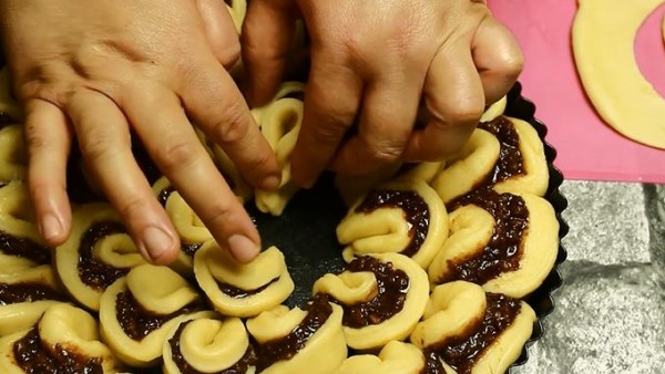 Cozonac floare cu nutella reteta video.Cum se face cozonacul floare