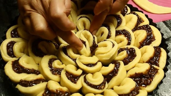 Cozonac floare cu nutella reteta video.Cum se face cozonacul floare