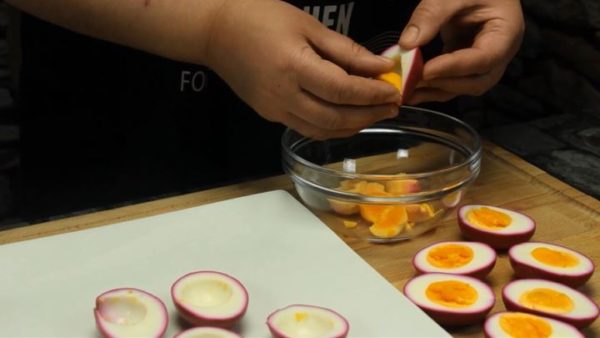 Oua umplute colorate natural reteta video