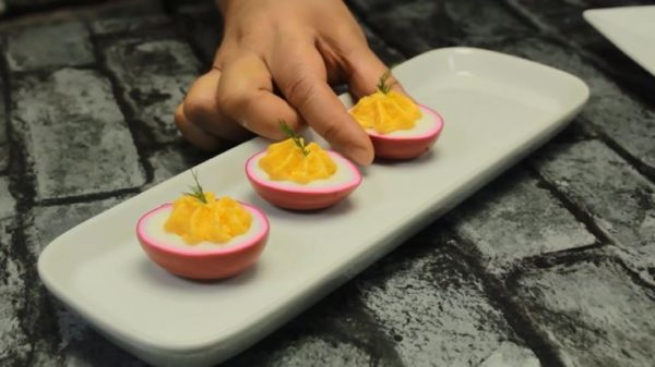 Oua umplute colorate natural reteta video