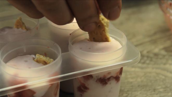 Inghetata cheesecake cu capsuni si biscuiti - Adygio Kitchen