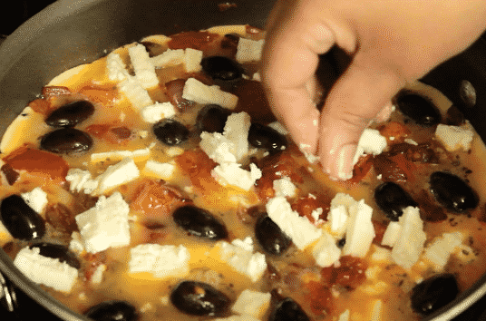 Omleta greceasca cu rosii si branza feta reteta - Adygio Kitchen