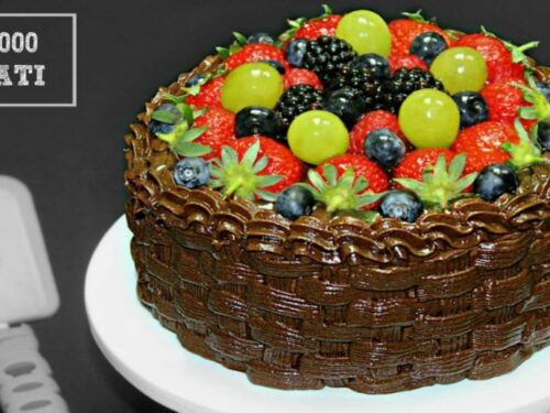 Tort de ciocolata cu frisca si fructe de padure