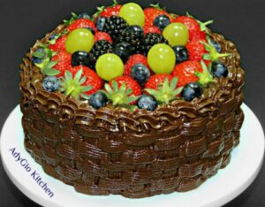 Tort de ciocolata cu frisca si fructe de padure