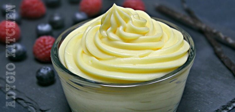 Crema de vanilie cu unt pentru prajituri si torturi - Adygio Kitchen