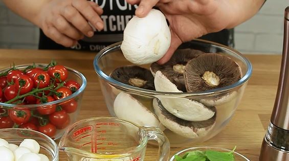 Ciuperci umplute cu rosii si mozzarella reteta video