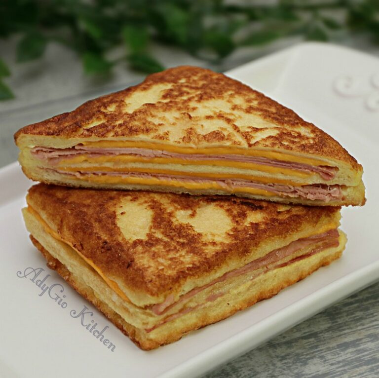 Sandvis Monte Cristo , sandvis cald pane cu sunca - Adygio Kitchen