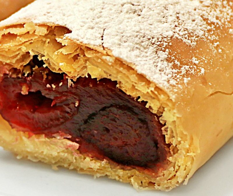 Strudel cu cirese sau visine reteta simpla