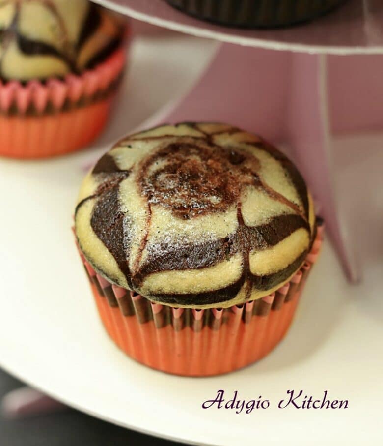 Briose pufoase marmorate, reteta cu cacao - Adygio Kitchen