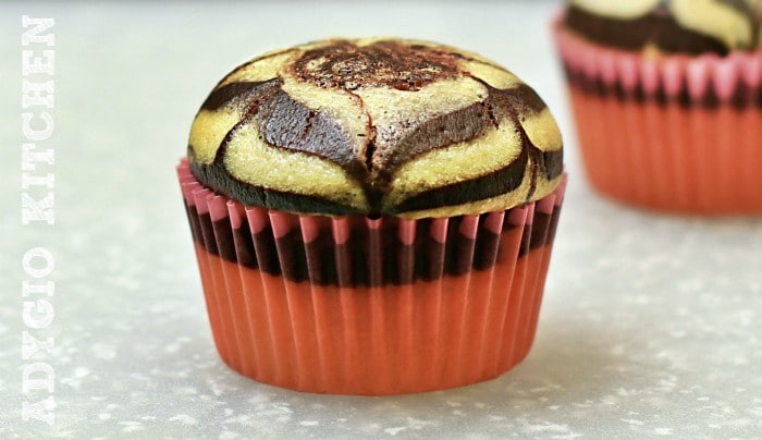 Briose pufoase marmorate, reteta cu cacao - Adygio Kitchen