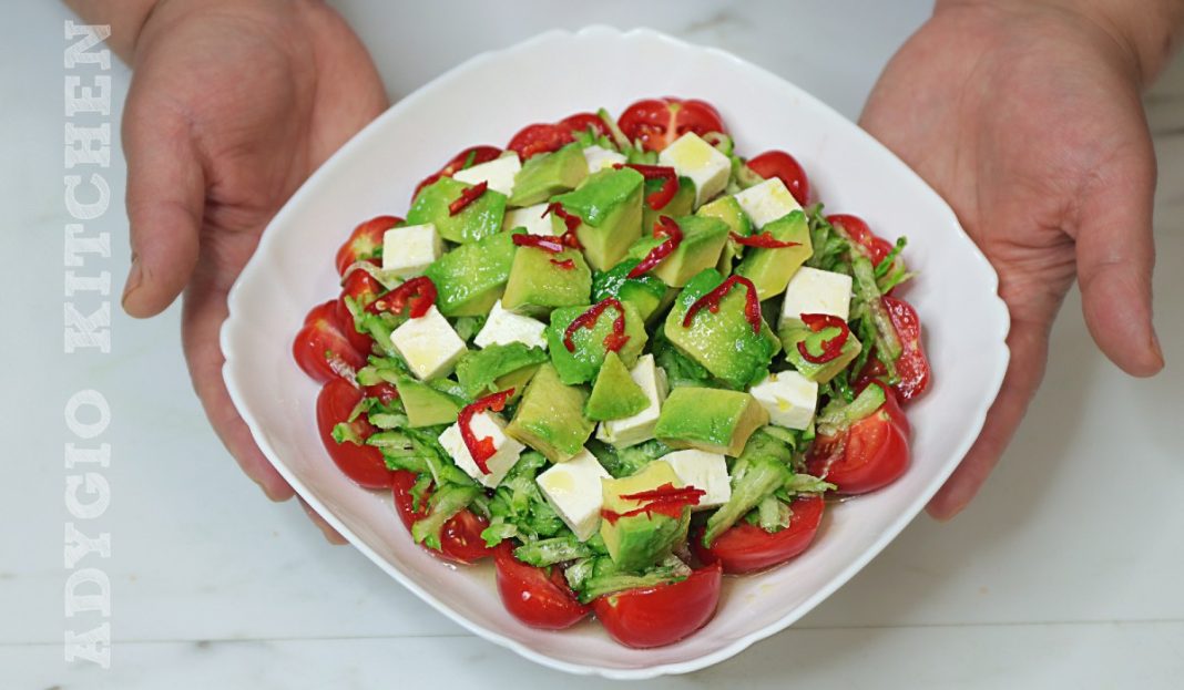 Salata cu avocado reteta simpla - Adygio Kitchen